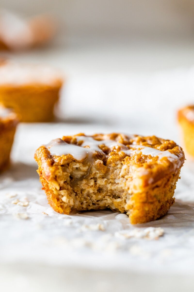 Pumpkin Baked Oatmeal Cups l Skinnytaste